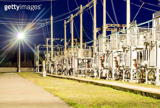 High-voltage electrical substation at night 이미지 (1181473045) - 게티이미지뱅크