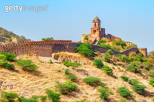 Scenic fortress wall and watchtower of the Amer Fort, India 이미지 ...