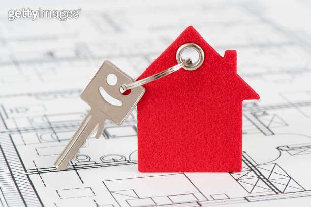 home key laying on construction plan 이미지 (1180819358) - 게티이미지뱅크