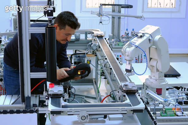 Industry 4.0 concept: An engineer is programming robotic arm 이미지 (1187291253) - 게티이미지뱅크