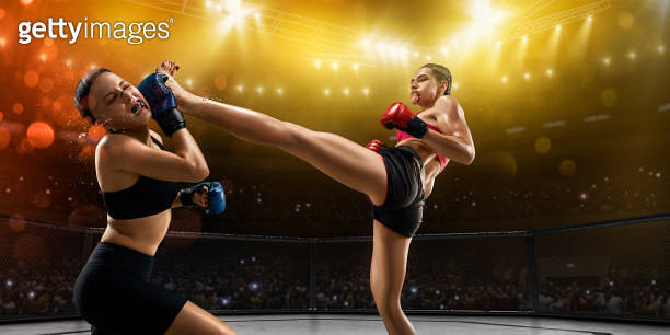 Female MMA fighters in professional boxing ring 이미지 (1134996907) - 게티이미지뱅크