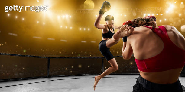 Female MMA fighters in professional boxing ring 이미지 (1133468121) - 게티이미지뱅크