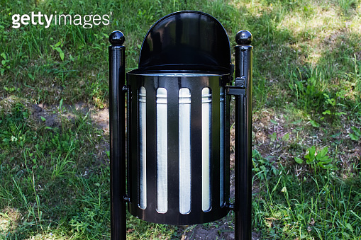 Front view of outdoor trash bin 이미지 (1154865171) - 게티이미지뱅크