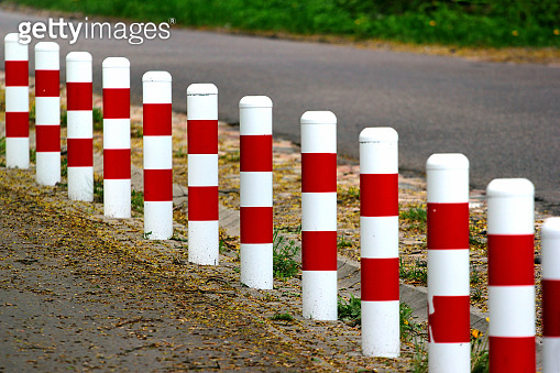 Striped red and white roadside safety posts 이미지 (1149270636) - 게티이미지뱅크