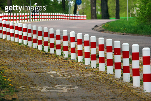 Striped red and white roadside safety posts 이미지 (1149270630) - 게티이미지뱅크