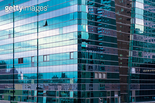 a mirrored building reflected the blue sky 이미지 (1174095840) - 게티이미지뱅크