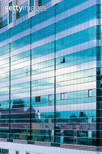 a mirrored building reflected the blue sky (1174095839) - 게티이미지뱅크