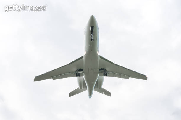 bottom view of an airplane during landing approach 이미지 (1187200112 ...