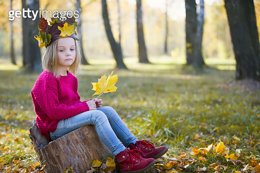 Sad girl with a maple leaf in the autumn park on a walk 이미지 (1172654966 ...