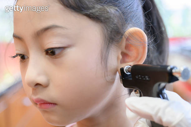 Adorable little asian girl having ear piercing process. 이미지 (1180343623 ...