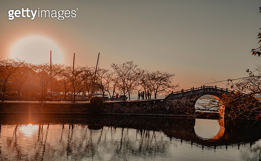 Sun Setting over a Bridge at the Taehu Lake 이미지 (1151423772) - 게티이미지뱅크