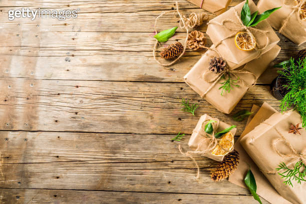 Collection of christmas gift boxes with natural rustic decorations 이미지 ...