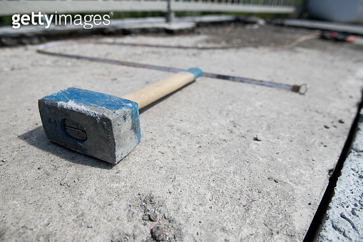 Construction iron sledgehammer lying on the sidewalk 이미지 (1154051544 ...