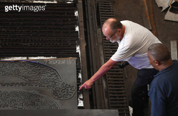 A Senior artist observing the progress of his art work being cut. 이미지 ...