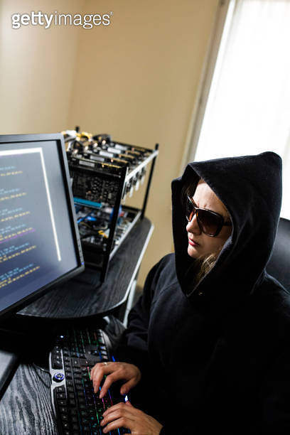 Computer programmer as hacker (1146960264) - 게티이미지뱅크