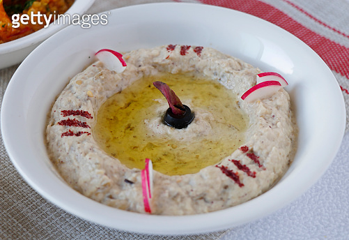 Arabic food moutable in a bowl known as eggplant dip (1137639933) - 게티이미지뱅크