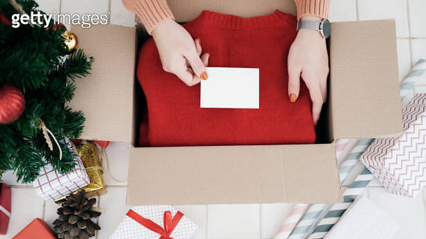 Woman hand put the chrismas card into christmas gift box. 이미지 ...