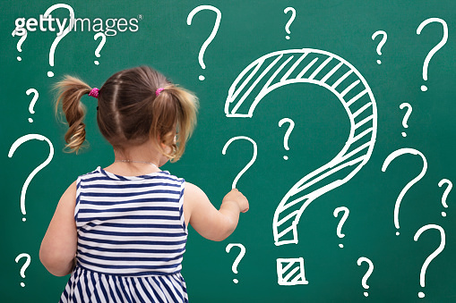 Little Girl Writing Question Marks On Chalkboard (1134962272) - 게티이미지뱅크