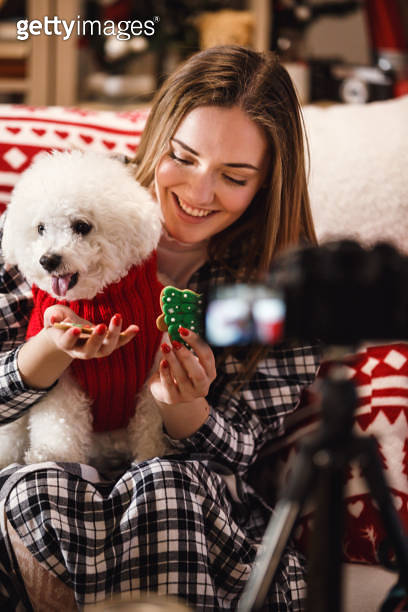 Food vlogger and her dog creating a video at home 이미지 (1173466338) - 게티 ...