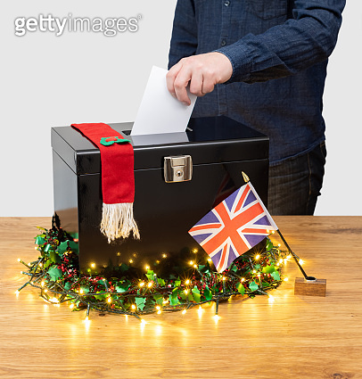 Voting in a Christmas General Election in the UK 이미지 (1184416517) - 게티이미지뱅크