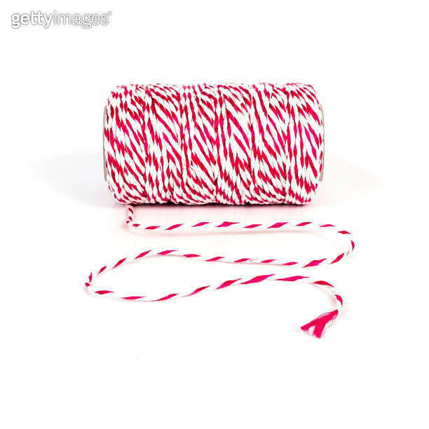 Red and white rope in roll on white background. 이미지 (1179629059) - 게티이미지뱅크