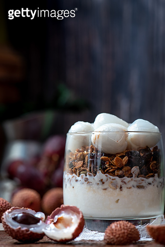 Granola, lychee and yogurt in a glass. 이미지 (1091289824) - 게티이미지뱅크