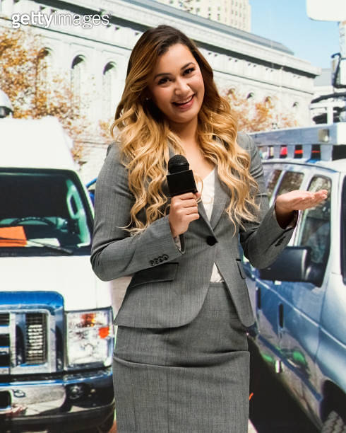 TV Reporter is giving a live report on location 이미지 (1139104277) - 게티이미지뱅크