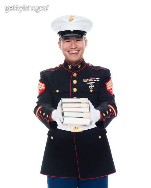US Marine in uniform holding books 이미지 (1090349178) - 게티이미지뱅크