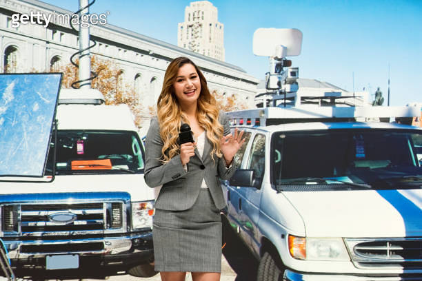 TV Reporter is giving a live report on location 이미지 (1142264596) - 게티이미지뱅크