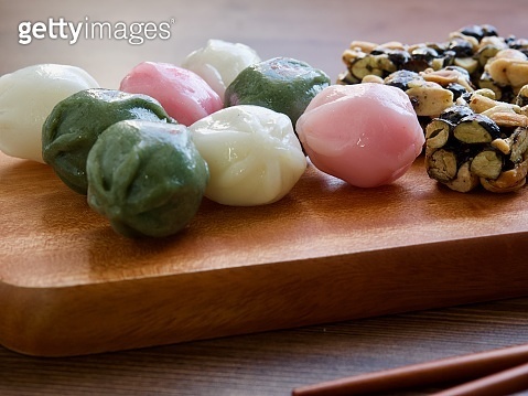 Korean traditional sweets and cookies, Songpyeon, Honey-filled Rice ...