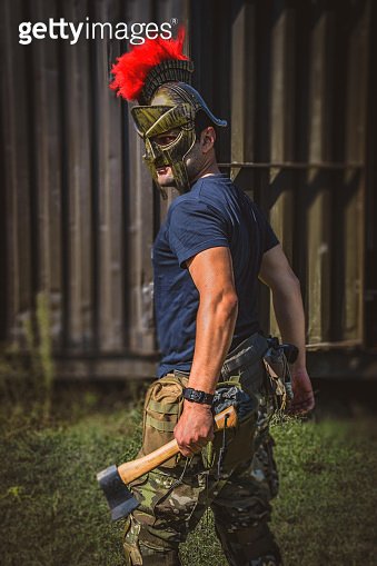 post apocalypse concept and man wearing old roman military helmet 이미지 ...