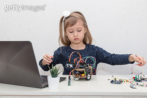 Girl and arduino robot. 이미지 (1132833037) - 게티이미지뱅크