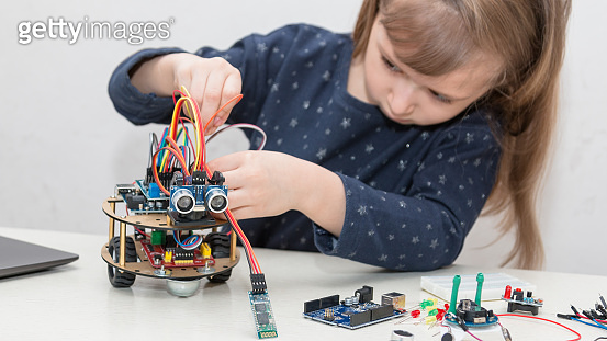Girl and arduino robot. 이미지 (1132833010) - 게티이미지뱅크