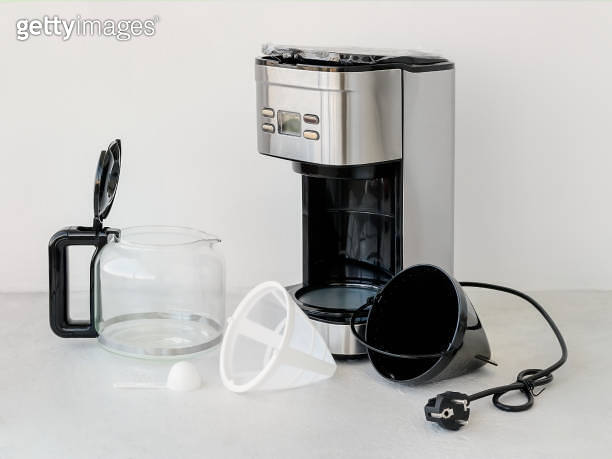 Drip-type coffee maker comprises: coffee machine, glass jug, basket ...