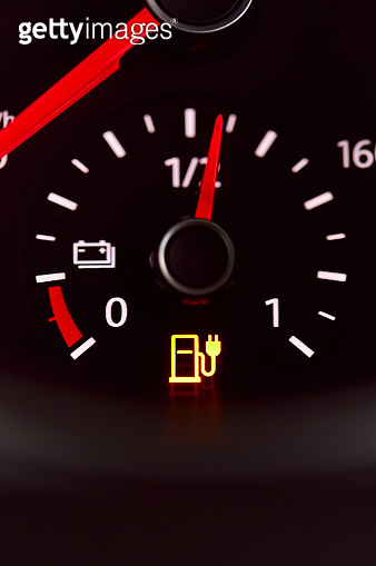 Close Up Of Dial Showing Charge Remaining In Electric Car Motor 이미지 ...