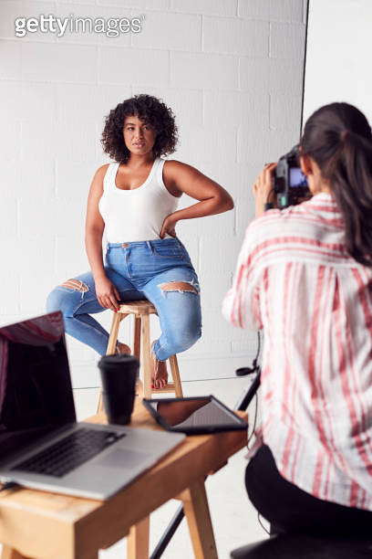 Model Posing For Female Photographer In Studio Portrait Session 이미지 ...