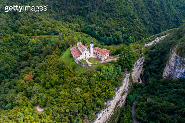 Sanctuary on the edge of the cliff in the Alps - aerial view 이미지 ...