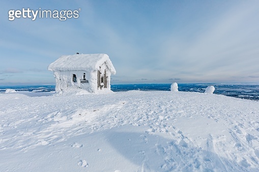 Winter snow covered wood hut. Frozen log cabin in Finland 이미지 ...