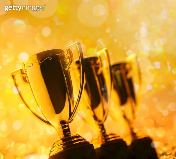 Row Of Trophies With Glitter And Confetti 이미지 (1152261844) - 게티이미지뱅크