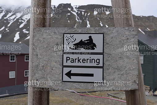 Snowmobile parking sign in Longyearbyen, Svalbard, Norway 이미지 ...
