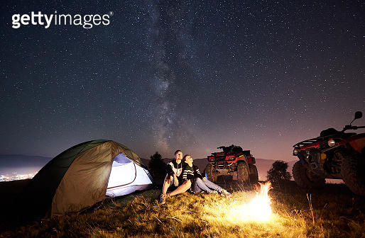 Couple tourists with atv quad bike under night starry sky (1128633159 ...