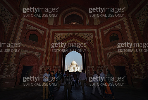 Taj mahal through the door of entrance gate. (1158140561) - 게티이미지뱅크