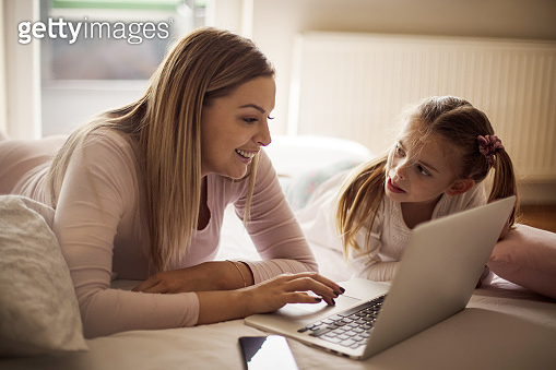 Exploring The Online World With Mom 이미지 1140336100 게티이미지뱅크