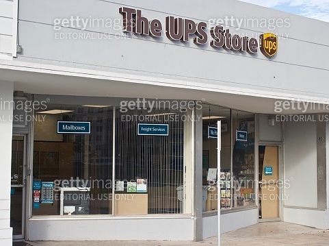 The UPS Store franchise location storefront (1169572115) - 게티이미지뱅크