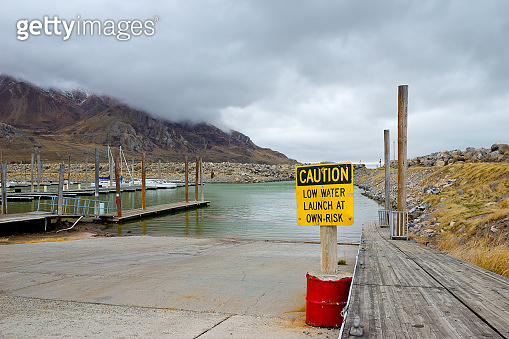 Warning Sign of Low Water at a Boat Launch 이미지 (1144950124) - 게티이미지뱅크