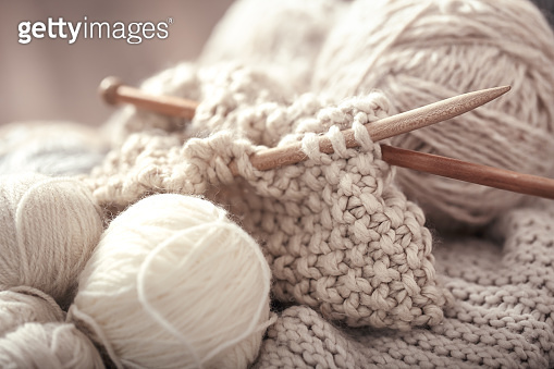 The macro concept of knitting wool and needles 이미지 (1138709918) - 게티이미지뱅크