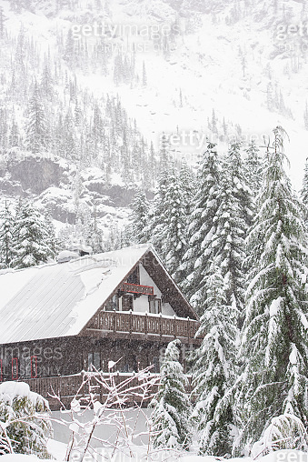Snow Storm over the Summit Inn at Snoqualmie Pass (1181092048) - 게티이미지뱅크