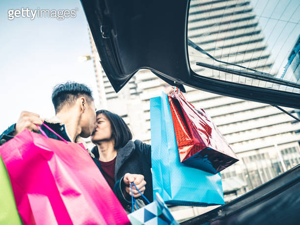 Asian couple kissing after shopping (1196280119) - 게티이미지뱅크