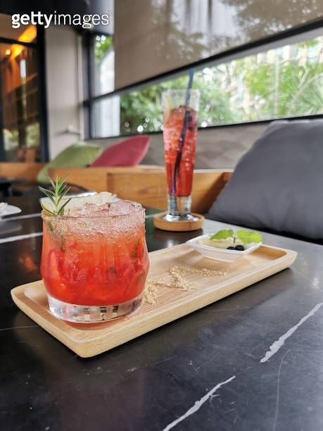 The red pink cocktail on ice in the glasses (1176385857) - 게티이미지뱅크