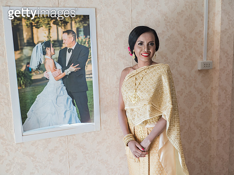 Beautiful thai bride in traditional costumes 이미지 (1157776671) - 게티이미지뱅크